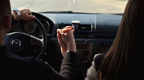 वीकेंड पर पार्टनर के साथ लॉन्ग ड्राइव के लिए कौन सी कार रहेगी बेस्ट