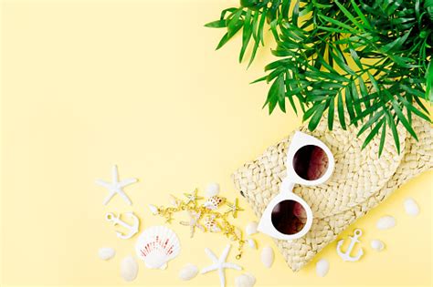 열 대 잎과 선글라스와 노란 배경에 조개와 비치 가방 평면도 평 신도 휴가 컨셉 0명에 대한 스톡 사진 및 기타 이미지 0명