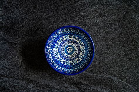 다크 표면과 백라운드 수공예품에 전통적인 오스만 패턴으로 수작업으로 만든 수제 세라믹 그릇과 컵 0명에 대한 스톡 사진 및 기타 이미지 Istock