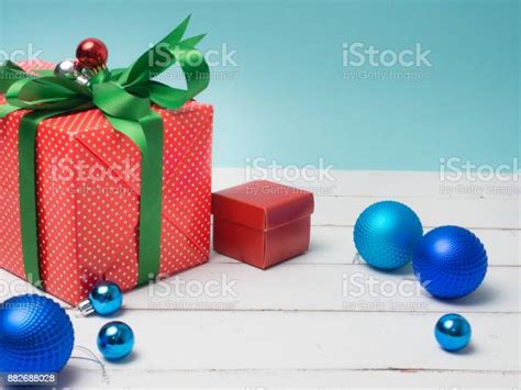 다채로운 선물 상자 워프 흰색 리본 및 장식 개체 및 크리스마스와 새 해는 파스텔 컬러 바탕에 귀여운 빈티지 자동차 개체 그룹에 대한 스톡 사진 및 기타 이미지 Istock