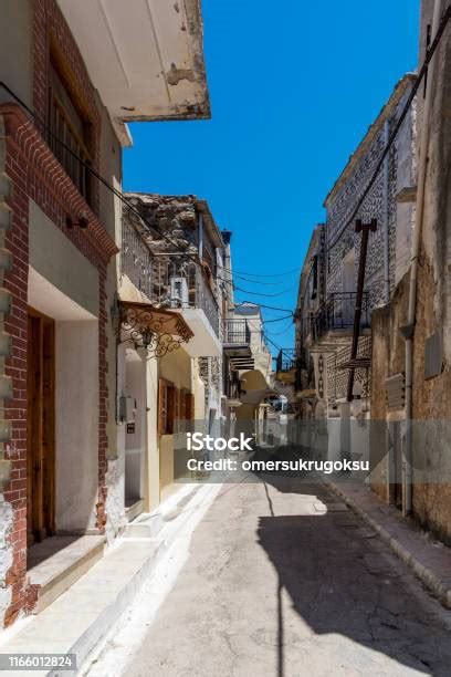 그리스 키오스 섬의 피르기의 중세 매스틱 마을에서 유명한 기하학적 스크래치 패턴으로 장식된 전통 주택 0명에 대한 스톡 사진 및 기타 이미지 Istock