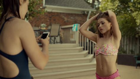 katie douglas desnuda en mary kills people