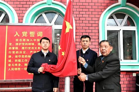 辽宁省第六批援疆干部人才、第七批援疆骨干与全国民族团结先进个人共升国旗