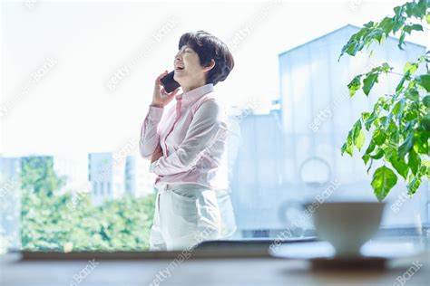 중년여자 성인여자 스타트업 소기업 비즈니스우먼 사업가 스마트폰 통화중 이미지 Jv11942467 게티이미지뱅크