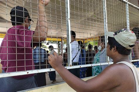 Dvb ပုသိမ်တွင် ထောက်ပံ့ကြေး အညီအမျှမရသဖြင့် လူစုလူဝေးဖြင့် တောင်းဆိုမှုဖြစ် ဓာတ်ပုံ