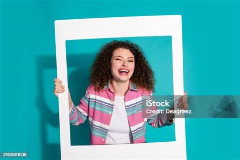 줄무늬 셔츠를 들고 프레임 창을 들고 웃는 긍정적 인 매력적인 젊은 갈색 머리 아가씨의 사진 청록색 배경에 고립 된 25 29세에 대한 스톡 사진 및 기타 이미지 Istock