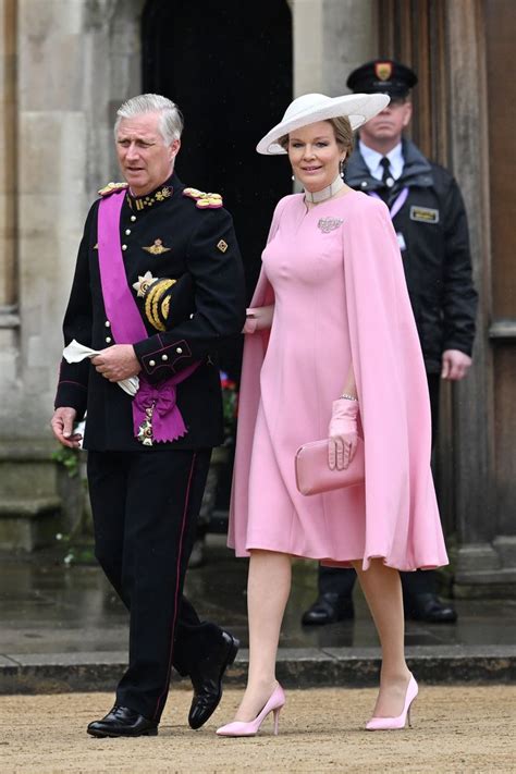 In Beeld Koningin Mathilde Valt Op In Kauwgomroze Capejurk En Bracht