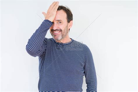 英俊的老人在与世隔绝的背景下惊讶地用手抓住了错误高清图片下载 正版图片505795500 摄图网