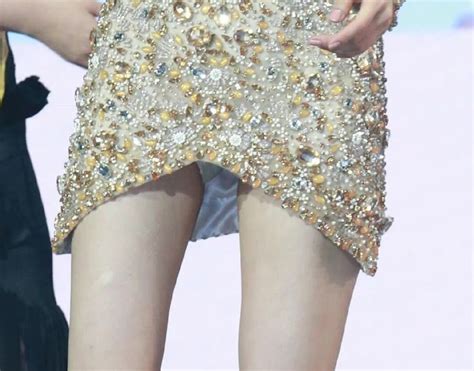 性感明星美腳美腿 On Twitter Rt Mingxingmeijiao 烧幂幂 裙子穿太短 美腿缝隙中间白色的底裤都漏出来了 上