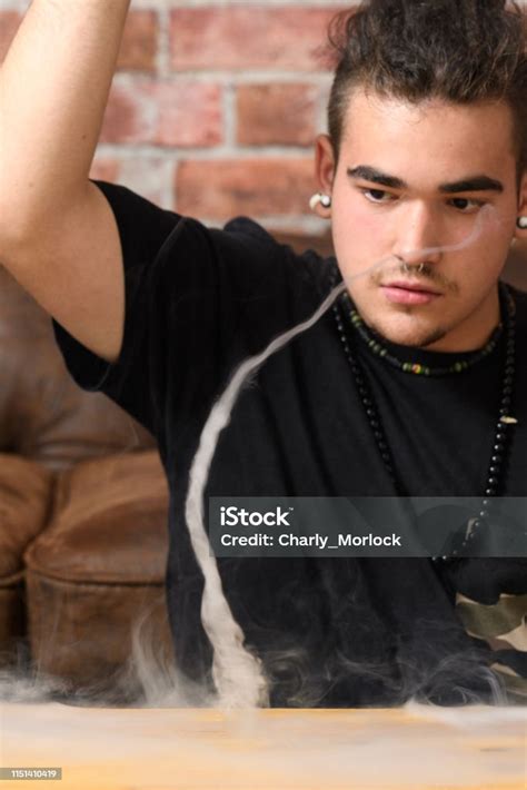 벽돌 벽 근처에 야외 전자 담배를 연기 합니다 젊은 남자 흡연 큰 구름의 증기 건강관리와 의술에 대한 스톡 사진 및 기타 이미지 건강관리와 의술 검은색 구름 풍경