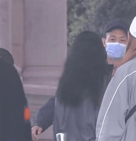 张译殷桃酒店门口拥抱 张译妻子随行罕见现身 搜狐大视野 搜狐新闻