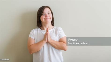 다운 증후군 여자 구걸 하 고 손으로 얼굴 매우 감정적이 고 걱정에 희망 식 함께 기도 벽을 통해 서 용 서에 대 한 요구 종교 개념입니다 감정에 대한 스톡 사진 및 기타