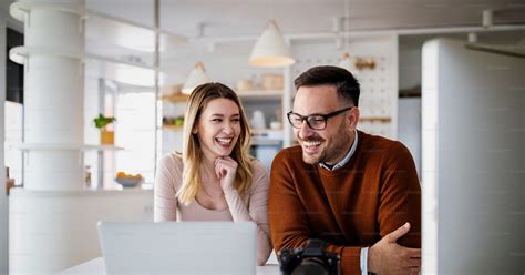 사진 작가와 그래픽 디자이너는 노트북으로 사무실에서 일하고 있습니다 광고 대행사에서 아이디어를 논의하는 크리에이티브 팀 사진 Unsplash의 아이디어 이미지
