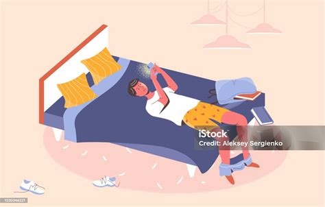 침대에 누워 있는 소년은 스마트폰 채팅 게임 소셜 네트워크에서 미루는 모습으로 옷을 벗고 있었습니다 휴대 전화 의존성