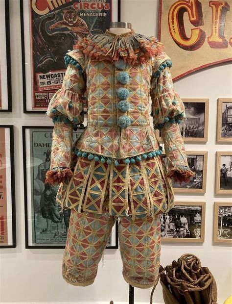 Pin By Tatiana On 🎭🃏masquerade🃏🎭 Vintage Circus Costume Circus