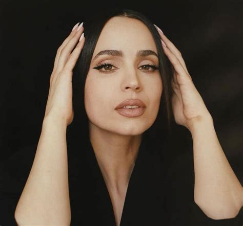 10 Gaya Makeup Sofia Carson Identik Dengan Bold Eyes Idn Times