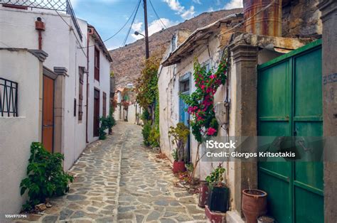 전통 가옥 화려한 꽃과 크레타의 마을에서 자갈길된 거리와 아름 다운 좁은 골목의 아름 다운 보기 0명에 대한 스톡 사진 및 기타 이미지 Istock