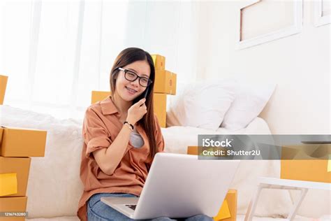 뷰티 아시아 여자 를 사용하여 노트북과 침대에서 전화를 호출합니다 비즈니스 및 기술 개념입니다 배달 및 온라인 쇼핑 개념 게시물