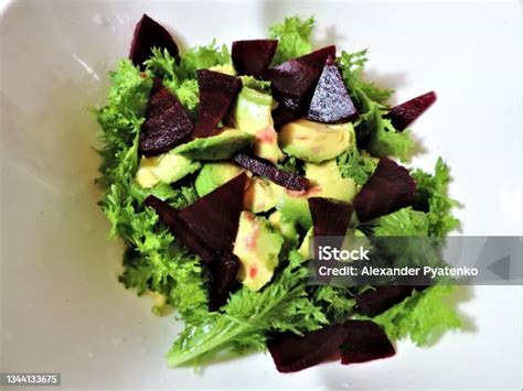 얇게 썬 사탕무 아보카도 양상추로 만든 샐러드 렉틴 무료 다이어트 건강하고 맛있습니다 0명에 대한 스톡 사진 및 기타 이미지 Istock