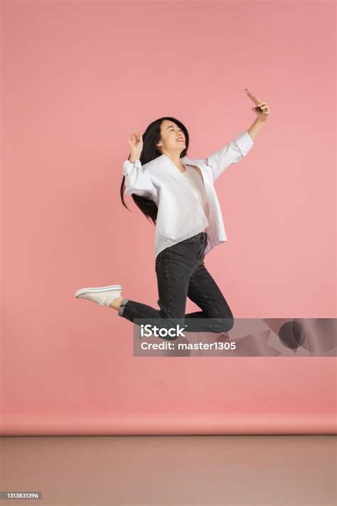 핑크 스튜디오 배경에 아시아 젊은 여성의 초상화 인간의 감정 얼굴 표정 청소년 판매 광고의 개념 놀라움에 대한 스톡 사진 및 기타 이미지 Istock