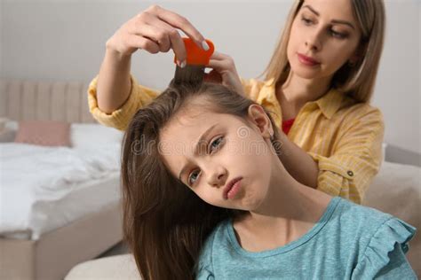Madre Usando Peine En El Pelo De Sus Hijas Tratamiento Anticongelante