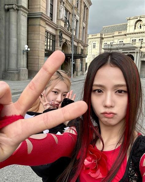 Rosé And Jisoo Rosé Jisoo Jennie And Rosé Jennie Blackpink K Pop