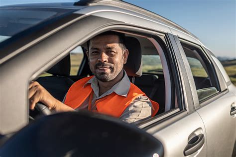풍력 발전소로 가는 길에 움직이는 차에 보호 장비를 장착한 전기 엔지니어 기술자에 대한 스톡 사진 및 기타 이미지 기술자 들 운전하기 Istock