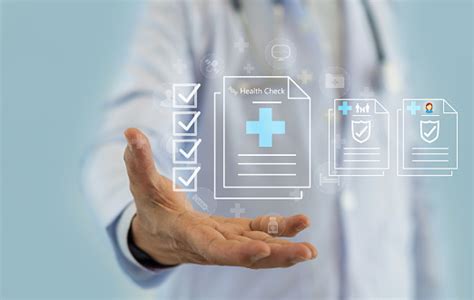 현대 의료 기술 및 디지털 건강 기록 건강 의료 기록 의료 혁신 및 의료 기술을 나타내는 가상 화면에 디지털 건강 기록 아이콘을 들고 있는 의사 의사에 대한 스톡 사진 및