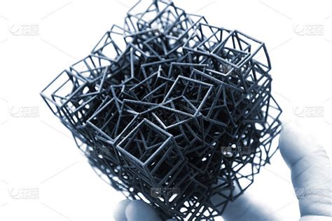 拿着用3d打印机打印的聚酰胺粉末的人