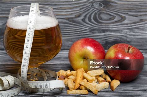 측정 테이프에 싸인 맥주 한 잔 근처에 크래커와 사과의 소수 기모 소나무 보드에 세계 아니 다이어트 의 날의 상징 개념에 대한 스톡 사진 및 기타 이미지 Istock
