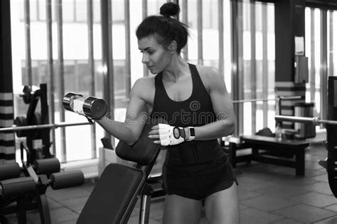 Gimnasia Joven En El Gimnasio Haciendo Ejercicios Imagen De Archivo Imagen De Muchacha