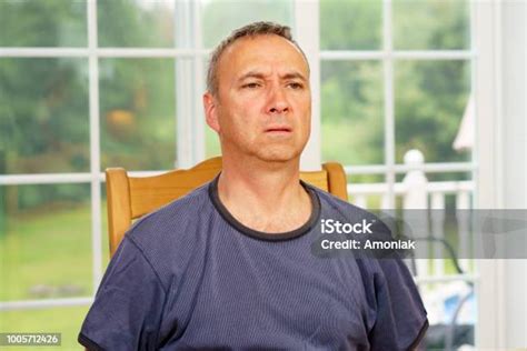 남자의 초상화는 창에 대 한 테이블에 앉아서 날 파란 T셔츠를 착용 하 고 다른 방식으로 걱정 T 셔츠에 대한 스톡 사진 및 기타 이미지 Istock