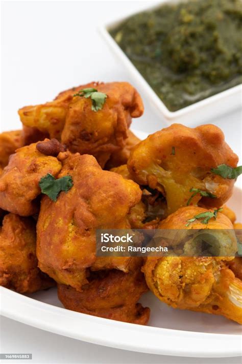 남킨 고비 파코다 고비 파코라 파코디 파쿠라 바지야 바지 포나코 바지라고도 불리는 콜리플라워 작은 꽃으로 만든 티타임 인도 간식은 그람 밀가루 반죽에 버무린 콜리플라워