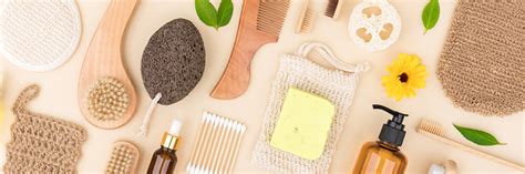 천연 목욕 액세서리 번들이있는 배너 신체 및 피부 관리를위한 스킨 케어 및 셀프 케어 제품 제로 폐기물 가정과 생태 생활 개념 지속 가능한 라이프 스타일 플랫 레이 스타일