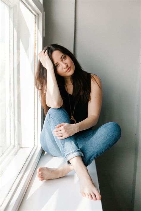 Девушка у окна Portrait Photography Poses Female Poses Fashion