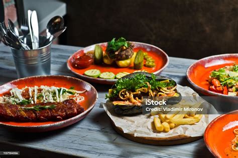 미식가 고기 식사 구색 맛 있는 핫도그 바베 큐 돼지 갈비 스테이크 카르보나라 페이스트 및 크랩 샐러드의 메뉴와 레스토랑