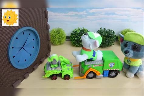 育儿汪汪队成员灰灰驾驶环保车进入神奇通道，很好玩