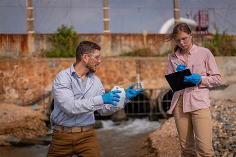 실험실에서 사례를 확인하기 위해 폐수를 확보하여 작업 수질 분석 및 수질 아래에서 보호복과 장갑을 착용한 과학자는 환경 오염 문제 개념입니다 14 15 살에 대한 스톡 사진