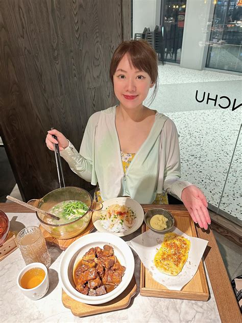 新聞主播 李亞蒨 新聞主播 李亞蒨 Added A New Photo — At 益田假日廣場 Holiday