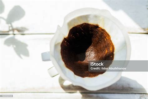 뜨거운 갓 양조 한 커피 한 잔 커피 양조의 대체 모트호드 양조 된 분쇄 커피와 함께 V60을 필터링하십시오 맨 위 보기입니다