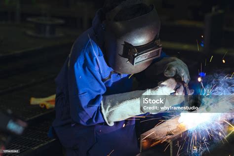 보호 용복 용접 금속 프레임 착용 용접기 가죽 공장 작업장에서 강철 구조에 전기 용접옷을 입고 아시아 남성 기술자 노동자 20