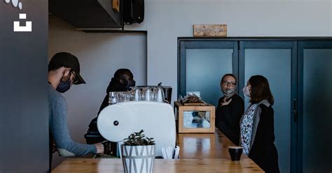 검은 재킷을 입은 여자 옆에 서 있는 검은 재킷을 입은 남자 사진 Unsplash의 무료 볶음 커피 컴퍼니 이미지