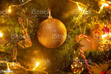 휴일 크리스마스 카드 배경 축제 장식 공 별 눈송이 선물 상자 플랫 레이에서 흰색 배경에 소나무 콘 상단보기 텍스트 메리