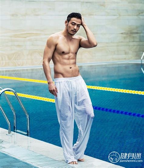 男星杨烁肌肉照 杨烁身材肌肉照 泳池半裸写真 杨烁肌肉怎么练出来的 杨烁 明星肌肉 中国 健身迷网