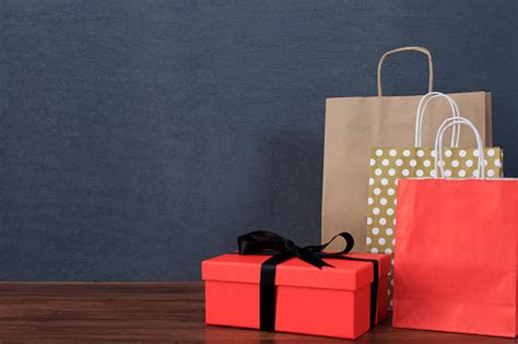 블랙 프라이데이 세일 쇼핑 배너 특별한 날의 모형 로고와 텍스트에 대한 빈 블랙 보드 고립 된 검은 나무 텍스처 배경 11월에 대한 스톡 사진 및 기타 이미지 Istock