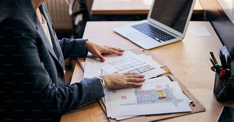 건축 계획을 공부하고 사무실에서 노트북을 사용하는 사업가의 클로즈업 사진 Unsplash의 건축가 이미지