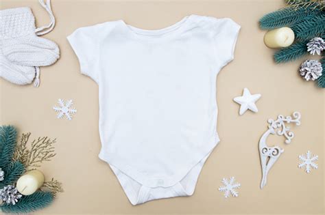 흰색 어린이 셔츠는 크리스마스 장식과 컬러 배경에 조롱 로고 광고의 디자인 및 배치를 위한 레이아웃 0명에 대한 스톡 사진 및 기타 이미지 Istock