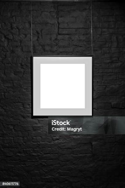검은 벽돌 벽에 빈 사각형 프레임입니다 빈 공간 예술 또는 포스터 프레임 기입 하 대기 검은 사각 프레임 모형 0명에 대한 스톡 사진 및 기타 이미지 Istock