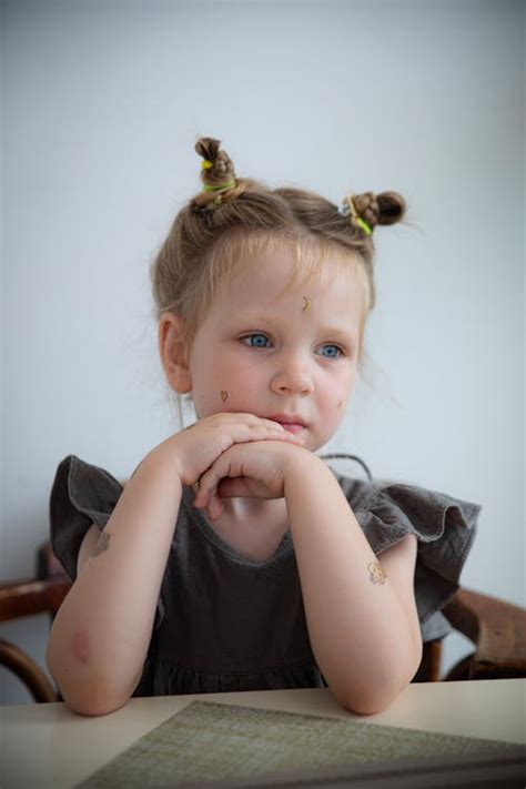 Безкоштовне стокове фото вертикальні постріл виделка всередині голодний деревяний стіл