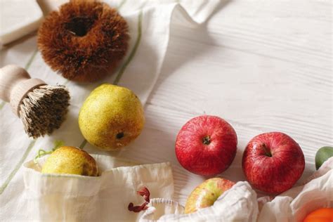 과일과 코코넛 비누와 브러시가 담긴 에코 천연 가방 친환경 지속 가능한 라이프 스타일 개념입니다 제로 웨이스트 식품 쇼핑 플라스틱 무료 품목 재사용 감소 재활용